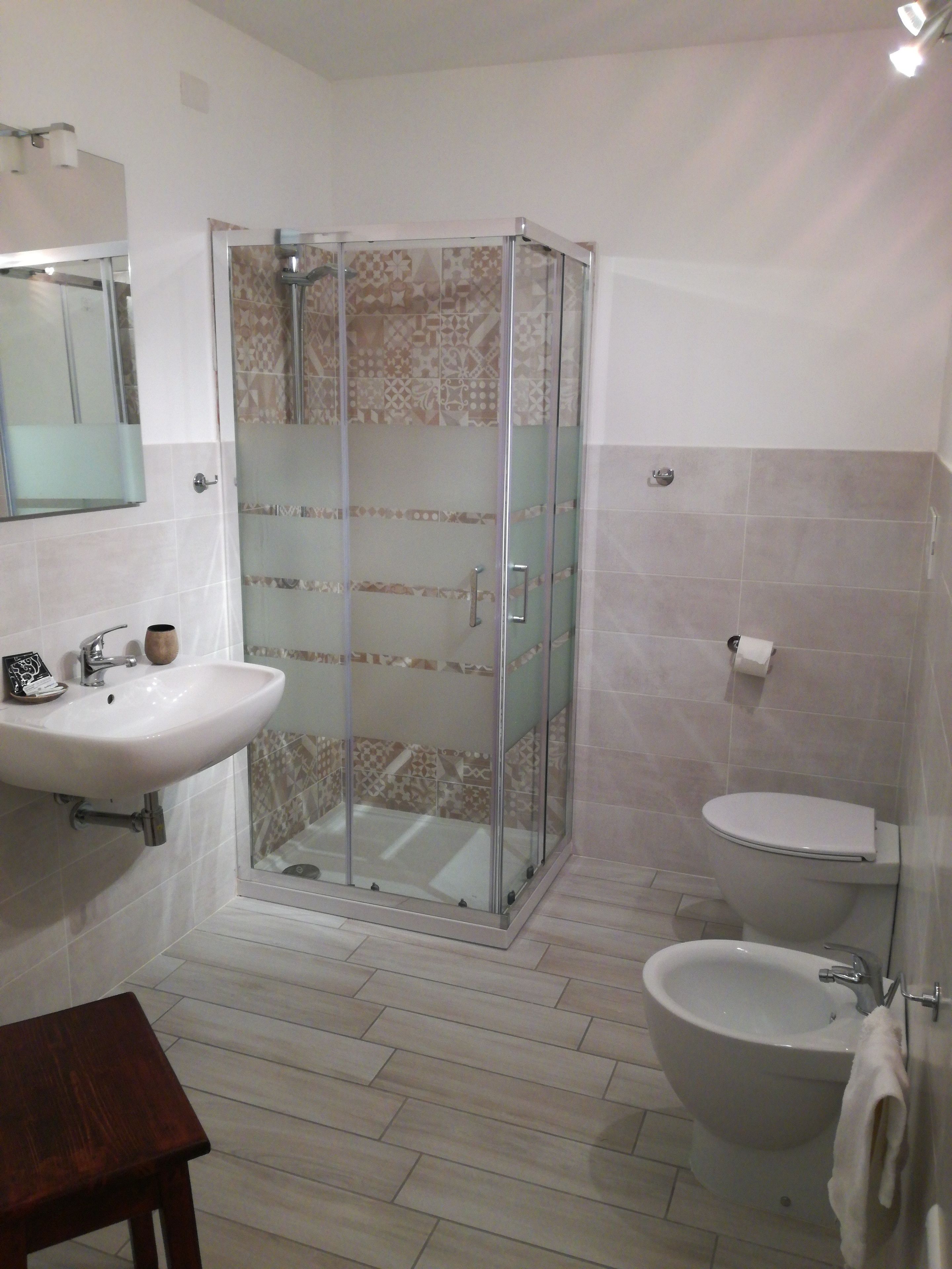 Quarto Duplo ou Twin Comfort | Casa de banho | Um polibã, um chuveiro fixo, artigos de higiene pessoal grátis 