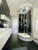 Apartamento Superior | Casa de banho | Um polibã e uma banheira separados, um secador de cabelo