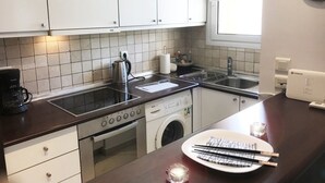 Apartamento | Cozinha privada | Uma cafeteira/bule, um frigorífico, um micro-ondas, um forno 