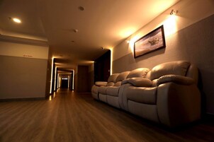 Quarto presidencial, 2 quartos | Roupas de cama premium, frigobar, individualmente decorados