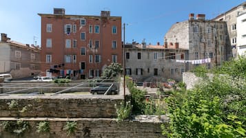 Quarto casal ou duplo superior, vista para a cidade | Vista da sacada