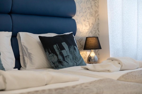 1 quarto, cofre no quarto, secretária, quartos insonorizados