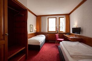 Quarto duplo | Escrivaninha, quartos à prova de som, Wi-Fi de cortesia, roupa de cama