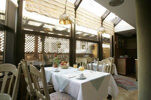 Café da manhã com pratos da culinária local grátis todos os dias