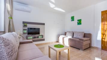 Villa, piscina privativa (2) | Sala de estar | TV de ecrã plano