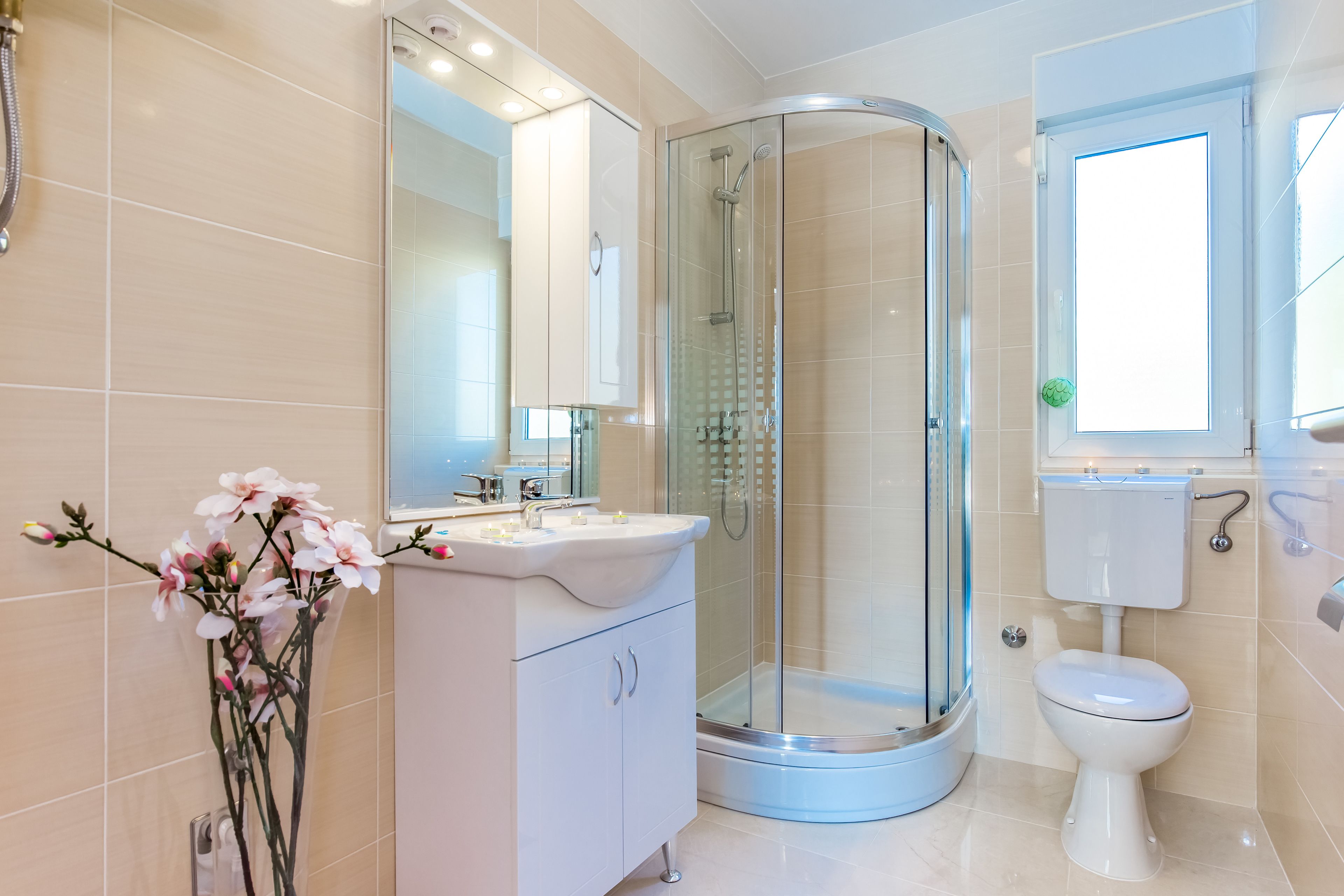 Villa, piscina privativa (2) | Casa de banho | Um polibã, um secador de cabelo, toalhas fornecidas, papel higiénico 