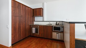 Apartamento, 2 quartos | Cozinha privada | Um frigorífico/congelador grande, um micro-ondas, um forno 