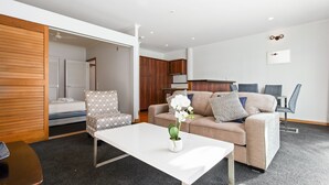 Apartamento, 2 quartos | Sala de estar | TV de ecrã plano 