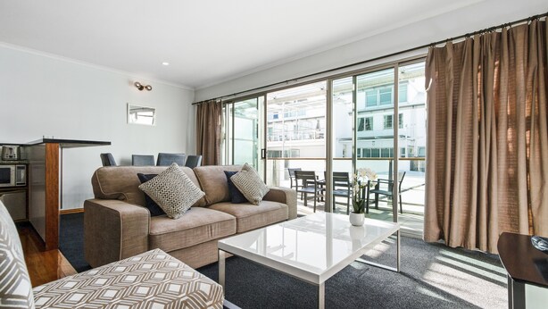 Apartamento, 2 quartos | Sala de estar | TV de ecrã plano 