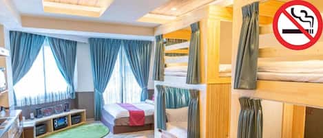 Quarto Familiar, várias camas, não fumadores | Minibar com produtos grátis, quartos insonorizados, Wi-fi grátis