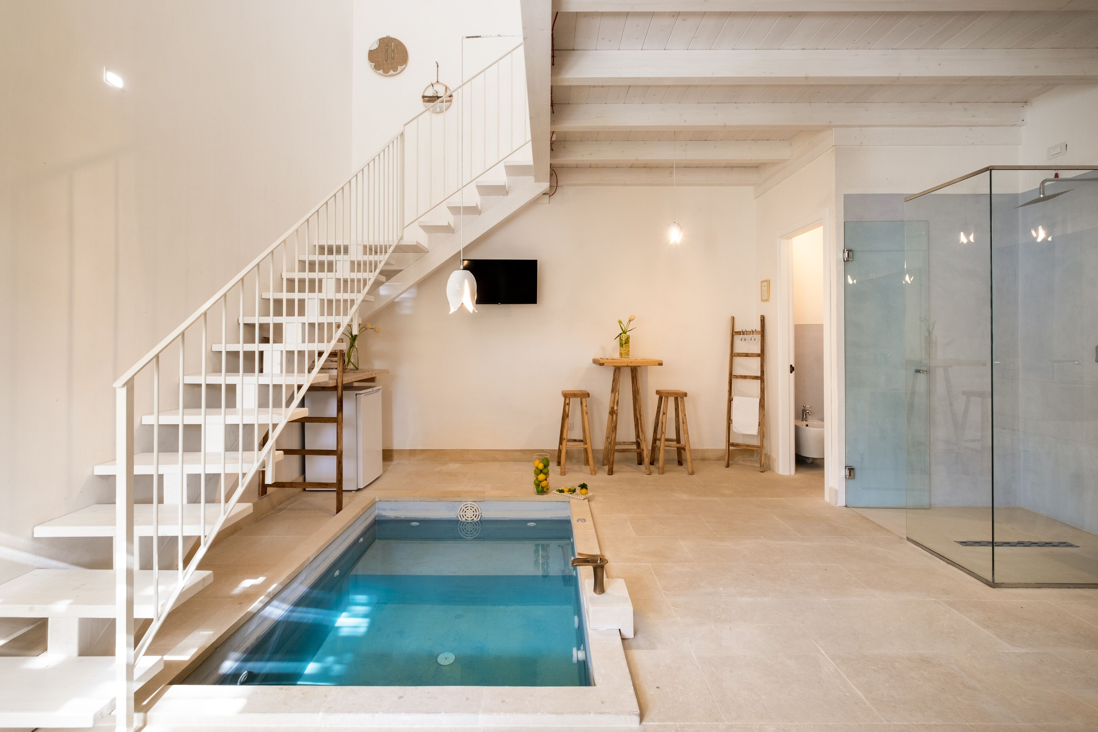 Su íte, banheira de imersão (4 Prs) | Frigobar, individualmente decorados, individualmente mobiliados