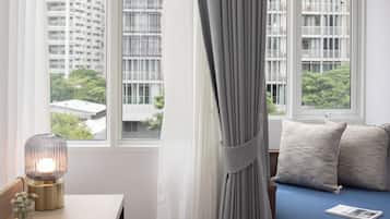 Quarto Duplo Deluxe, 1 cama king-size, não fumadores, Vista para a cidade | Sala de estar | Televisor de ecrã plano de 42 polegadas com canais por cabo, televisor