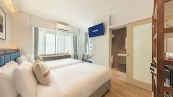 Quarto Twin Deluxe, 2 camas individuais, não fumadores, Vista para a cidade | Ferro/tábua de engomar, Wi-fi grátis, roupa de cama fornecida