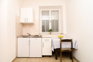 Apartamento, varanda | Kitchenette privada