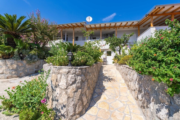 Apartamento (Two-Bedroom Apartment with Shared Ter) | Fachada