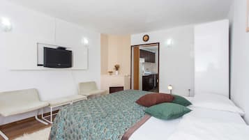 Apartments Djurkovic \- Deluxe Studio with Balcony and Garden View | Wi-fi grátis, com decoração personalizada, com mobília individualizada