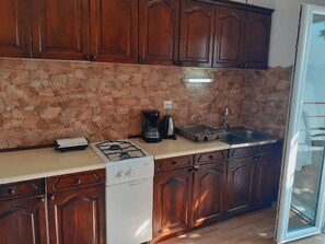 Quarto Duplo (Guest House Oreb - Double Room -3) | Cozinha privada | Um frigorífico, uma placa de cozinha, uma torradeira 