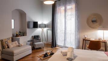 Quarto triplo luxo | Roupas de cama premium, edredons de pluma, cofres nos quartos