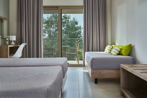 Quarto Triplo Deluxe, vista para a piscina | Camas de colchão pillowtop, cofre no quarto, secretária 