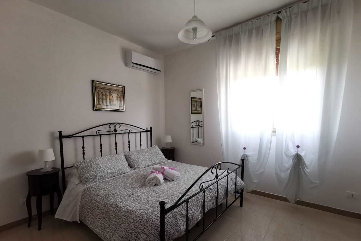 Quarto Duplo | Secretária, roupa de cama fornecida
