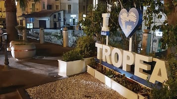 Fachada da propriedade à noite