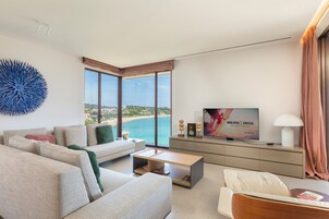 Two-Bedroom Apartment with Balcony and Sea View | Sala de estar | Smart TV, Netflix, serviços de streaming 