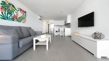 Apartamento, 2 quartos, varanda, vista para o oceano | Sala de estar | TV de ecrã plano