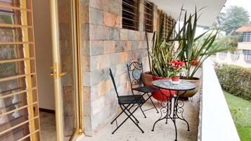 Quarto quádruplo júnior, 2 camas Queen, sacada | Sacada