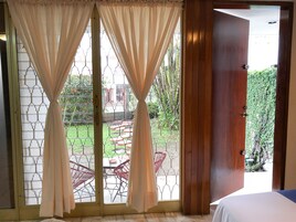 Quarto quádruplo superior, 2 camas de casal, geladeira e micro-ondas, no jardim | Terraço/pátio