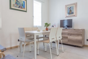 Apartamento, 2 quartos | Sala de estar | TV de ecrã plano 
