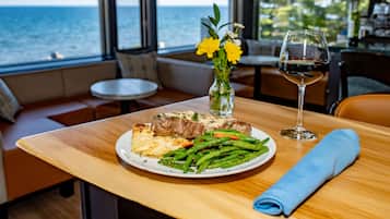 3 restaurantes, pequenos-almoços servidos, cozinha americana