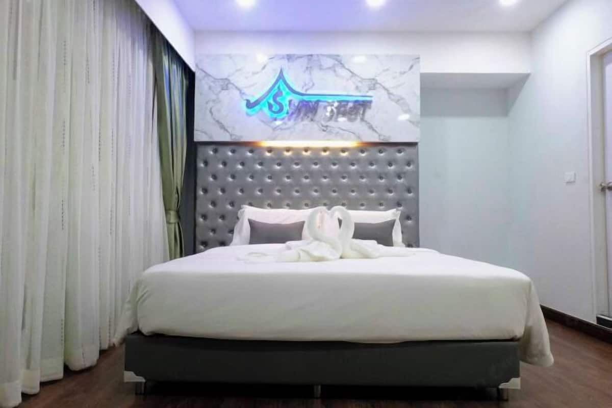 Frigobar, cofres nos quartos, escrivaninha