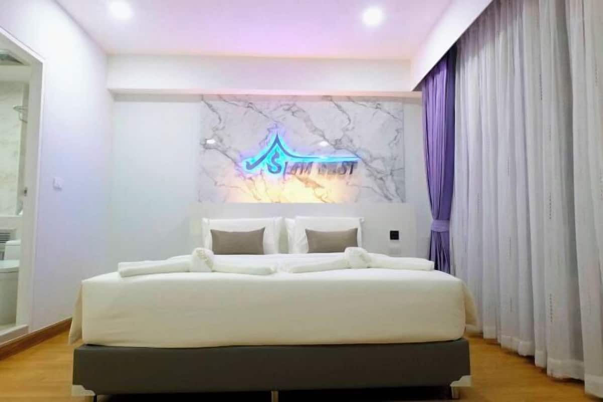 Frigobar, cofres nos quartos, escrivaninha