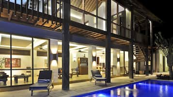 Piscina externa, guarda-sóis, espreguiçadeiras