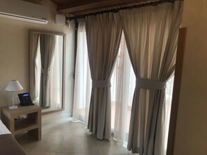 Quarto Duplo, 1 cama de casal (Mansarda) | Cofre no quarto, secretária 