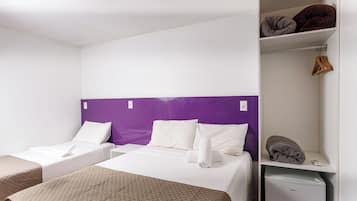 Quarto Triplo Standard | 1 quarto, minibar, cortinas/cortinados opacos, ferro/tábua de engomar
