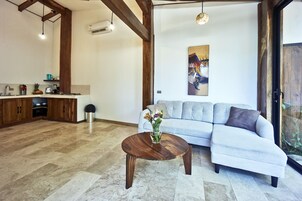 Apartamento Deluxe, 2 quartos, terraço (Almendra) | Sala de estar | TV de ecrã plano