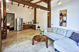 Apartamento Deluxe, 2 quartos, terraço (Almendra) | Sala de estar | TV de ecrã plano