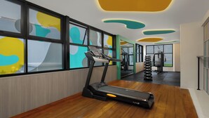 Uma academia moderna com esteira, equipamentos de exercícios e janelas amplas com arte abstrata.