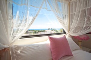 Quarto Duplo Superior | Camas de colchão Select Comfort, secretária, cortinas/cortinados opacos 