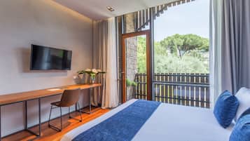 Quarto casal superior | Frigobar, cofres nos quartos, escrivaninha, cortinas blackout