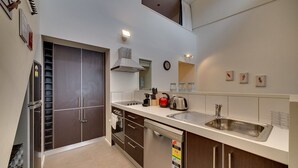 Apartamento, 2 quartos | Cozinha privada | Uma cafeteira/bule, um frigorífico/congelador grande, um micro-ondas 