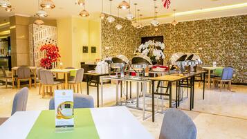 Pequeno-almoço tipo buffet diário mediante uma taxa