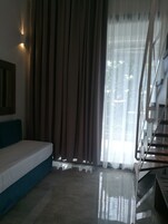 Duplex conforto, 2 quartos, sacada, vista para o jardim | Cofres nos quartos, escrivaninha, quartos à prova de som