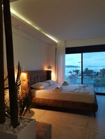Quarto Duplo Deluxe, vista para o mar | Cofre com capacidade para portátil, com decoração personalizada 