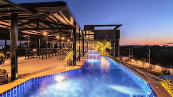 Piscina externa, funciona das 10h às 20h, espreguiçadeiras