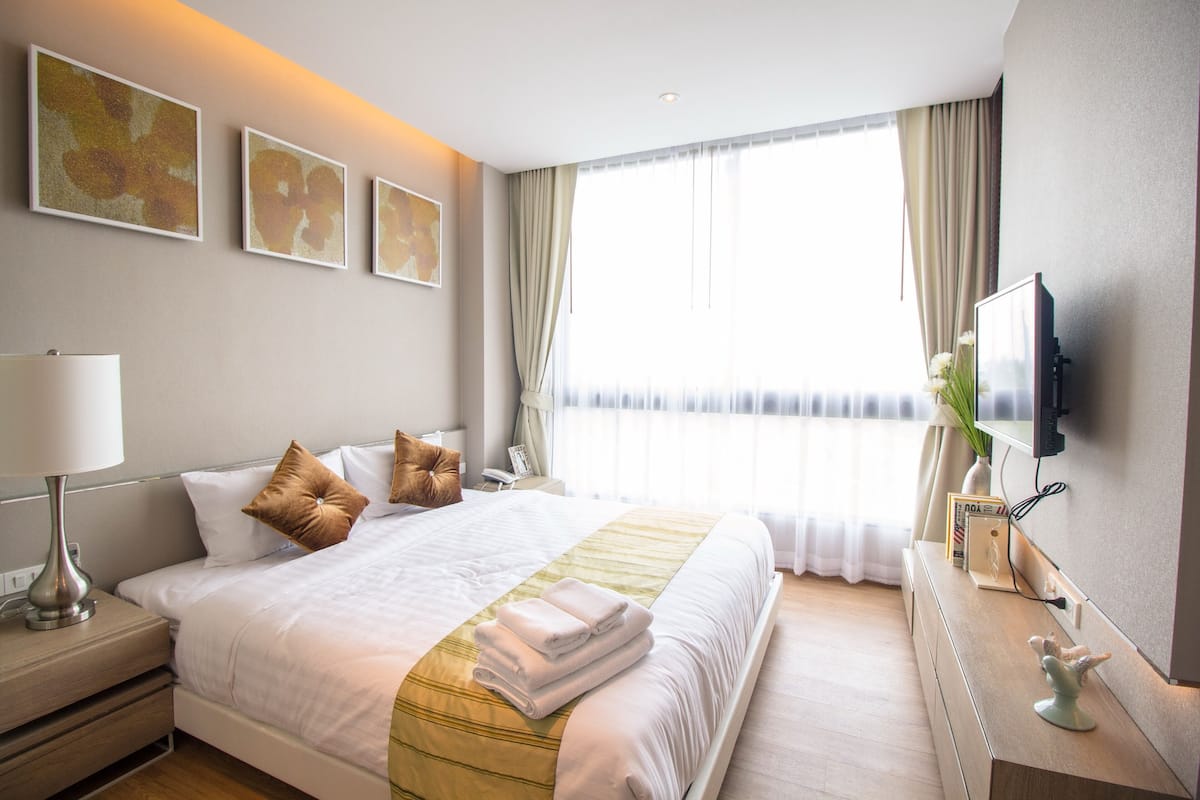 1 quarto, cofre no quarto, secretária, quartos insonorizados