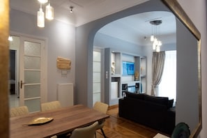 Apartamento de Luxo, 3 quartos | Sala | Smart TV, lareira 