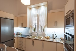 Apartamento de Luxo, 3 quartos | Cozinha privada | Um frigorífico/congelador grande, um micro-ondas, um forno 