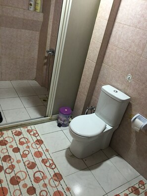 Apartamento, 1 quarto | Banheiro | Chuveiro, secador de cabelo, chinelos, toalhas de banho